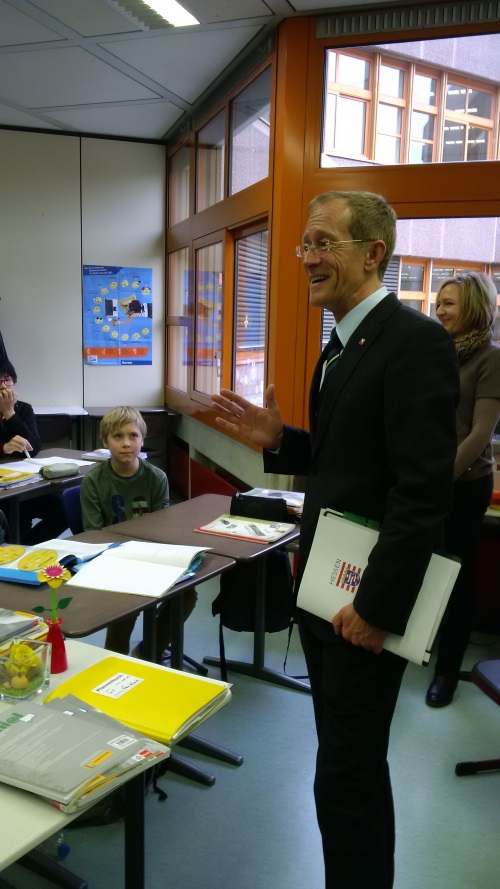 Staatsminister Axel Wintermeyer zu Besuch an der AES
